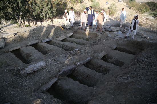 People Dig Graves Burry Victims Bomb Editorial Stock Photo - Stock ...