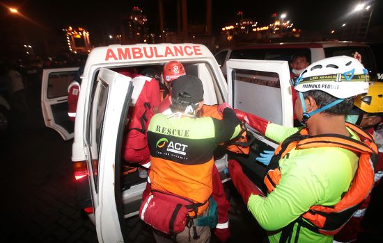Indonesian Rescue Team Members Evacuate Bodies Editorial Stock Photo ...