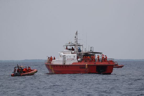 Members Indonesian Rescue Team During Recovery Editorial Stock Photo ...