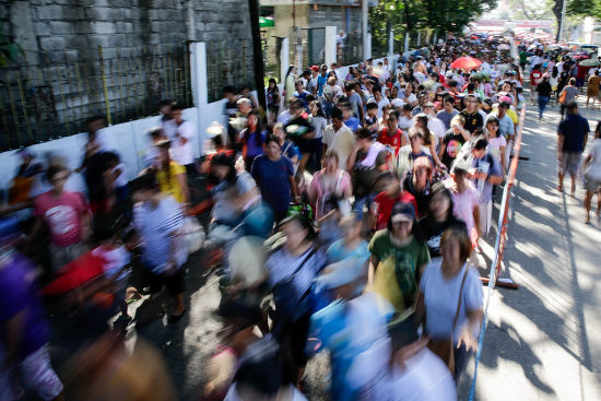 Crowd Filipinos Arrive Public Cemetery Manila Editorial Stock Photo ...