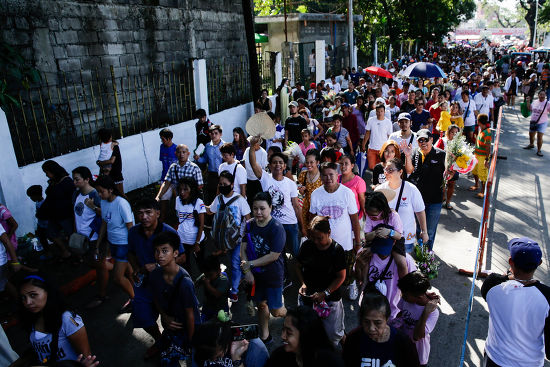 Crowd Filipinos Arrive Public Cemetery Manila Editorial Stock Photo ...