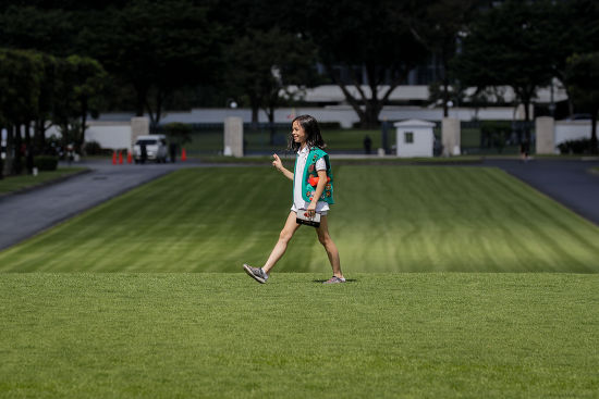 Girl Scout Poses Pictures During Veterans Editorial Stock Photo - Stock ...
