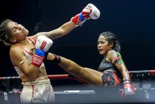 「Aida Looksaikongdin Thailand Does Muay Thai」のエディトリアル写真素材 ‐ 画像素材 ...