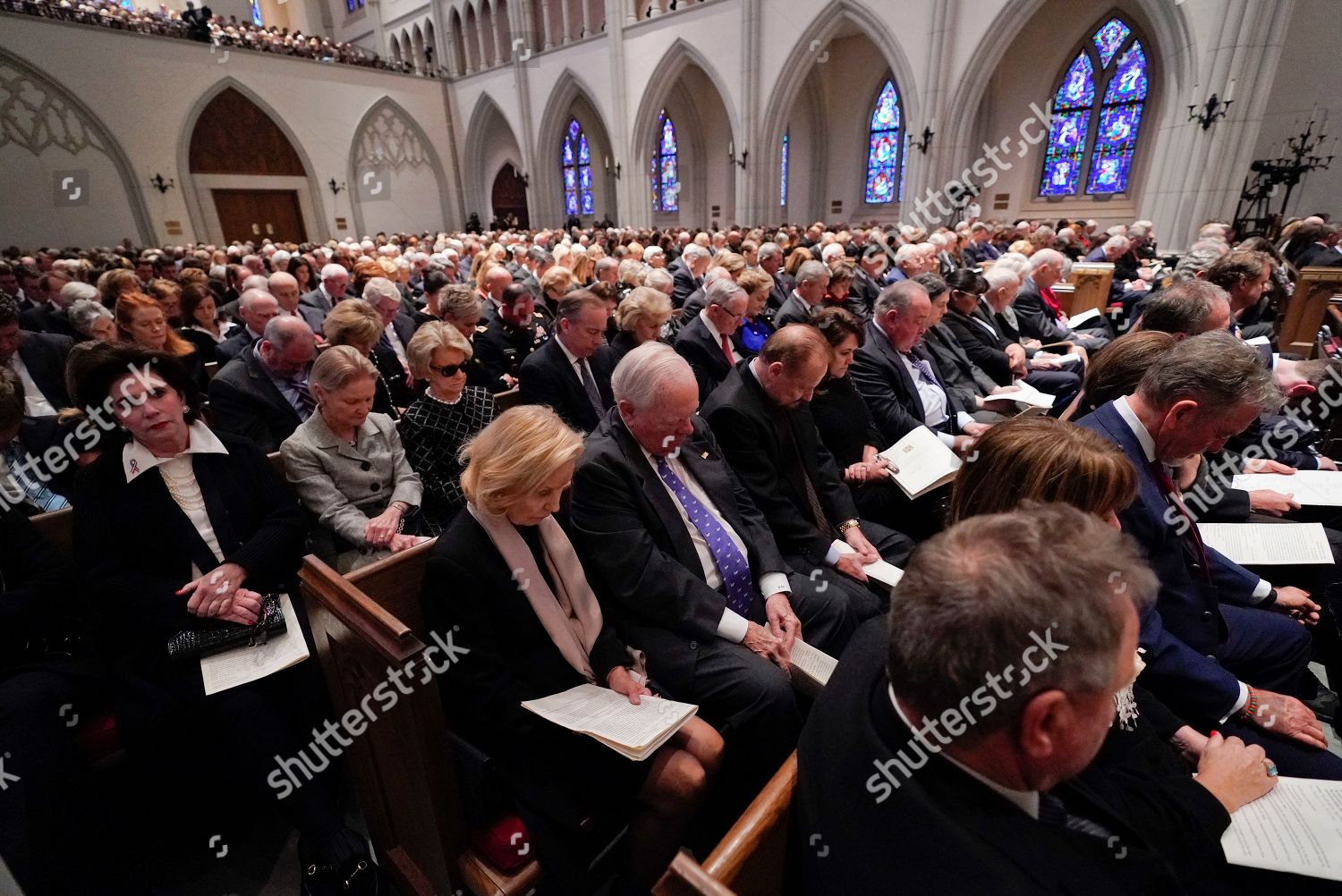 FAMILY MEMBERS FRIENDS PRAY DURING FUNERAL Editorial Stock Photo ...
