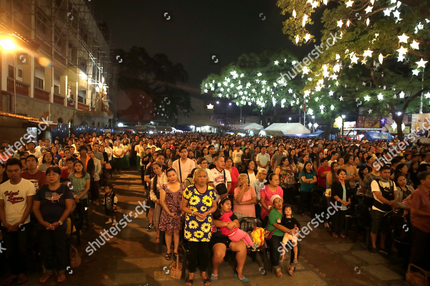 Filipino Catholics Attend Traditional Misa De Editorial Stock Photo ...