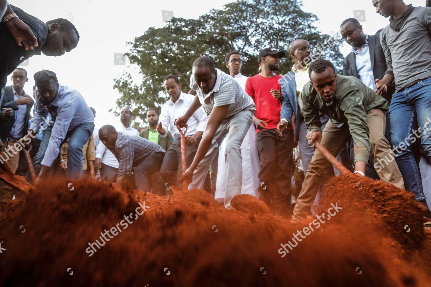 Men Burry Bodies Felllow Muslim Men Editorial Stock Photo - Stock Image ...