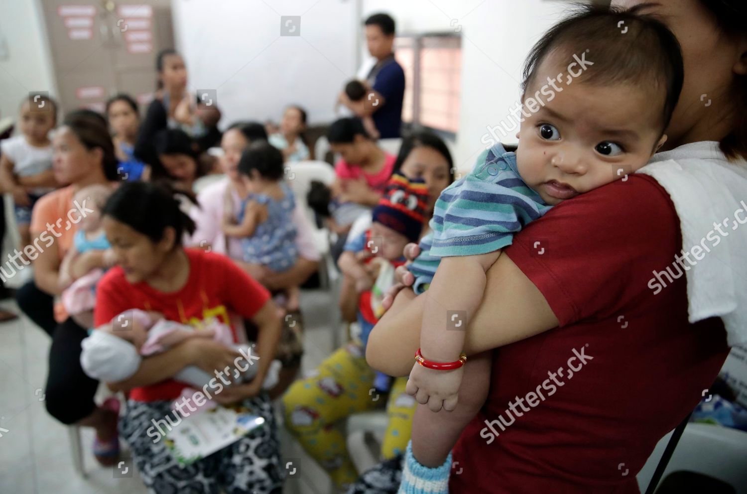 Filipino Mother Their Babies Wait Inside Editorial Stock Photo - Stock ...