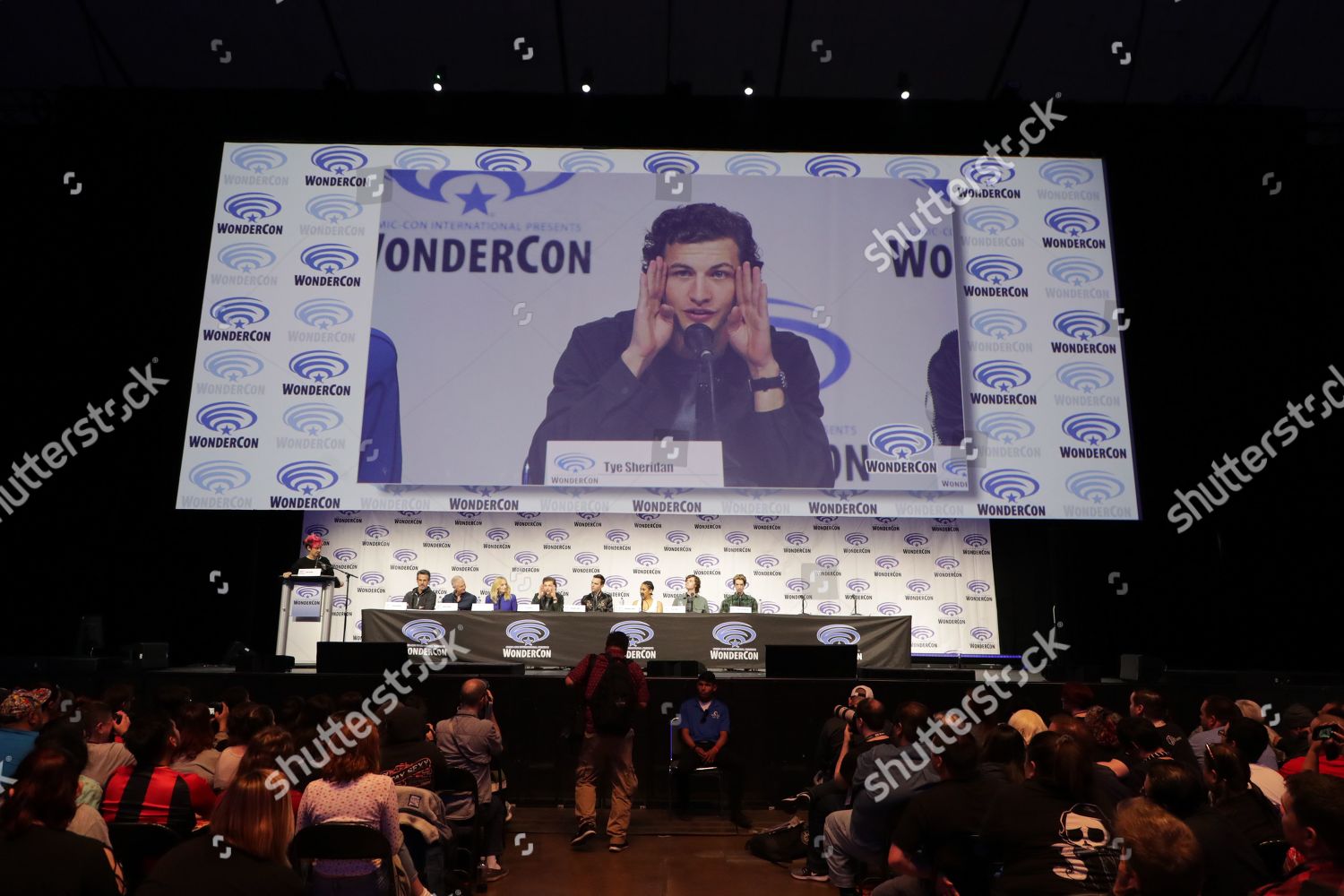 Grae Drake Simon Kinberg Writerdirectorproducer Hutch Editorial Stock ...