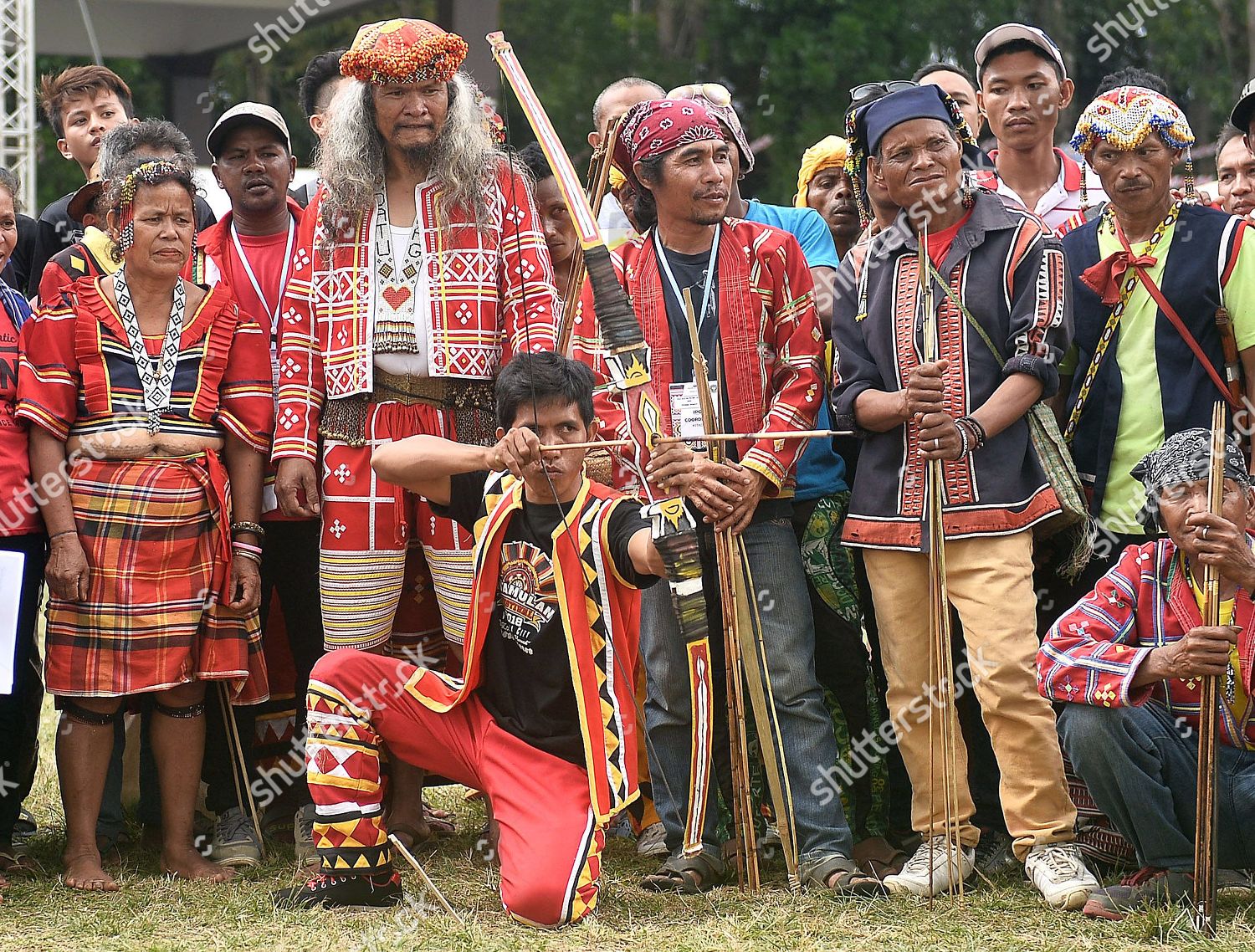 Filipino Man Indigenous Matigsalug Tribe Competes - Foto de stock de ...