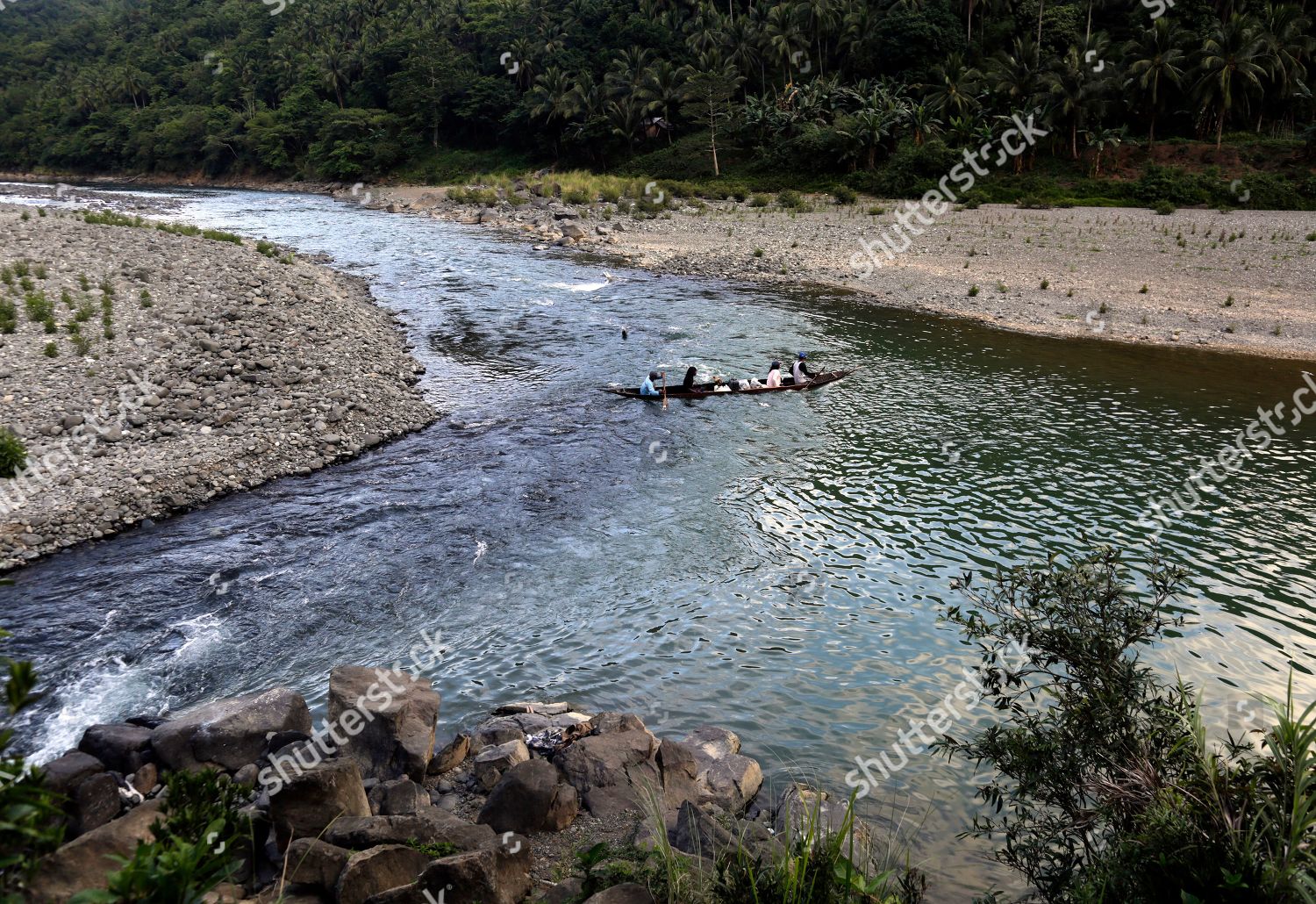 Filipinos Belonging Indigenous Dumagat Tribe Paddle Editorial Stock ...