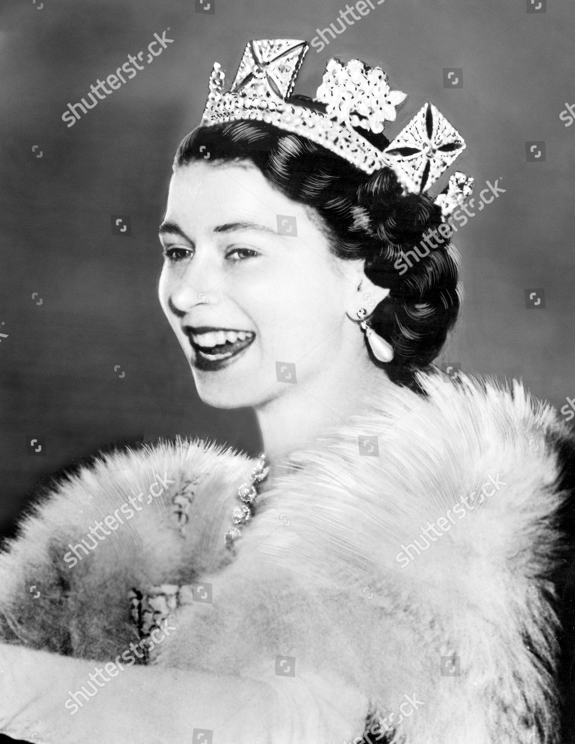 Queen Elizabeth Ii Queen Crowned Coronation Editorial Stock Photo ...