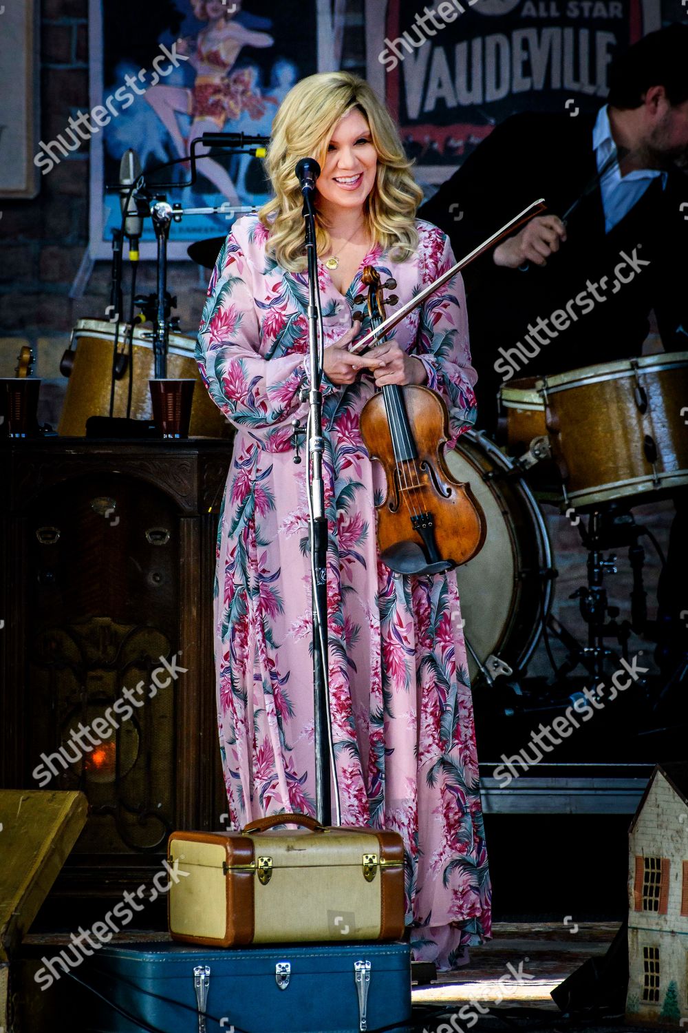 American Bluegrasscountry Singer Alison Krauss Performed Editorial ...