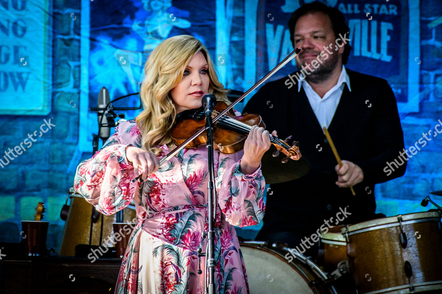 American Bluegrasscountry Singer Alison Krauss Performed Editorial ...
