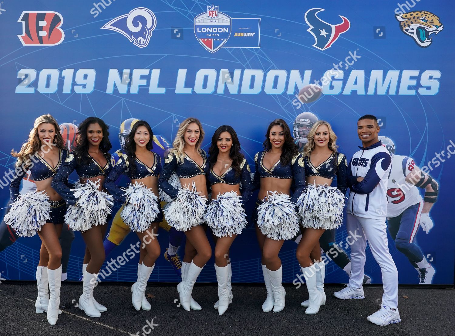 La Rams Cheerleaders Pose Together Tailgate Editorial Stock Photo ...