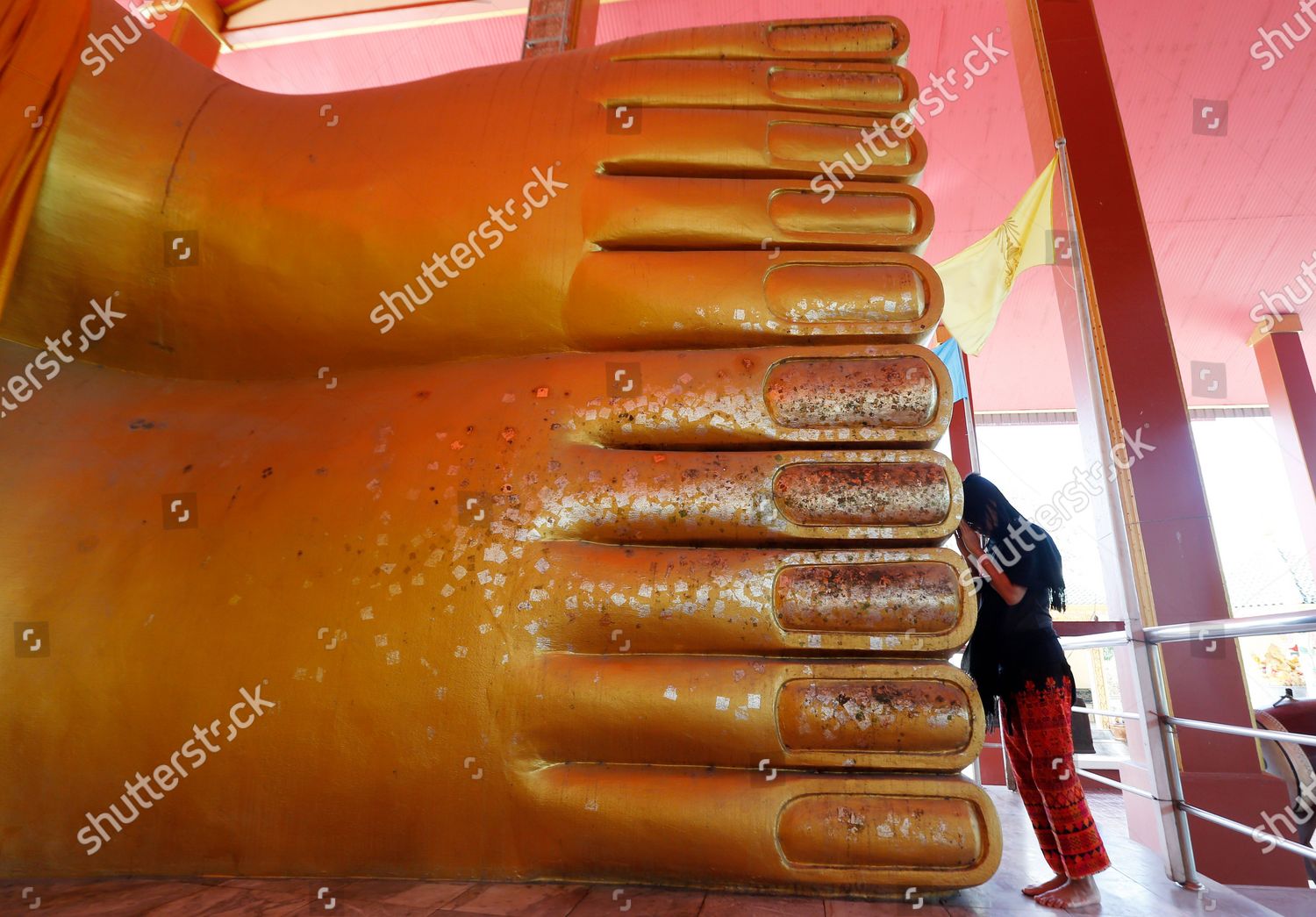 Woman Prays Feet Reclining Buddha Wat Editorial Stock Photo - Stock ...