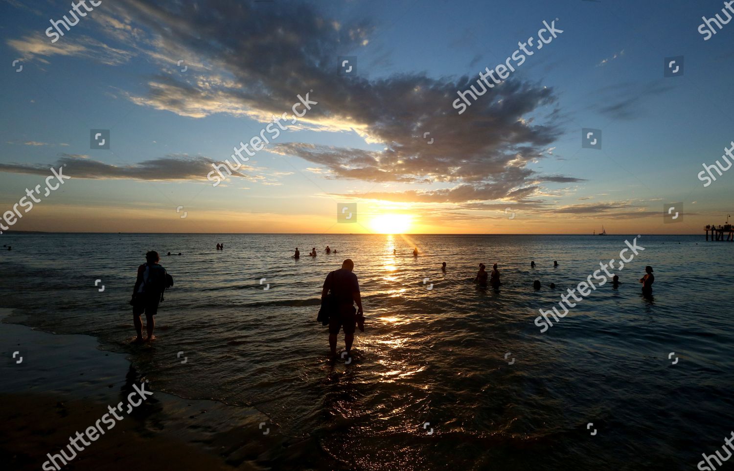 Beachgoers During Hot Weather Glenelg Beach Editorial Stock Photo ...