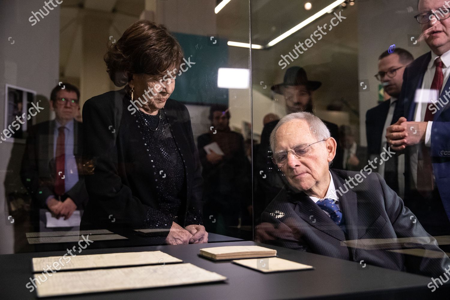 Lr Holocaust Survivor Sheindi Millerehrenwald Explains Editorial Stock ...