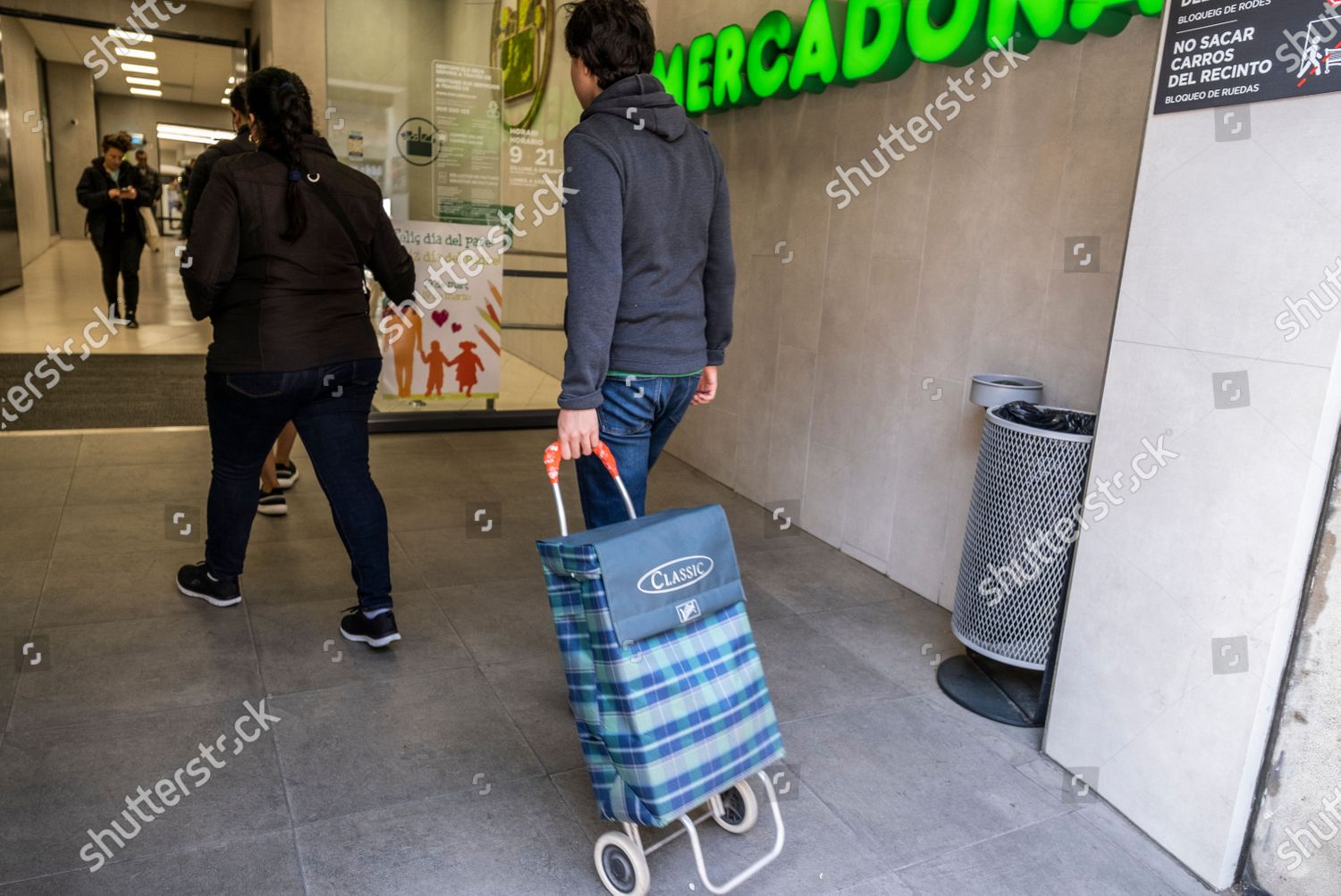 Man Shopping Cart Entering Supermarket Following Editorial Stock Photo ...