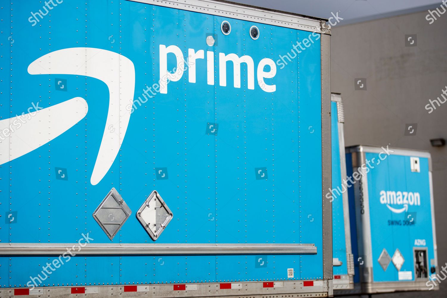 Amazon Trailers Parked Amazon Fulfillment Center Editorial Stock Photo ...