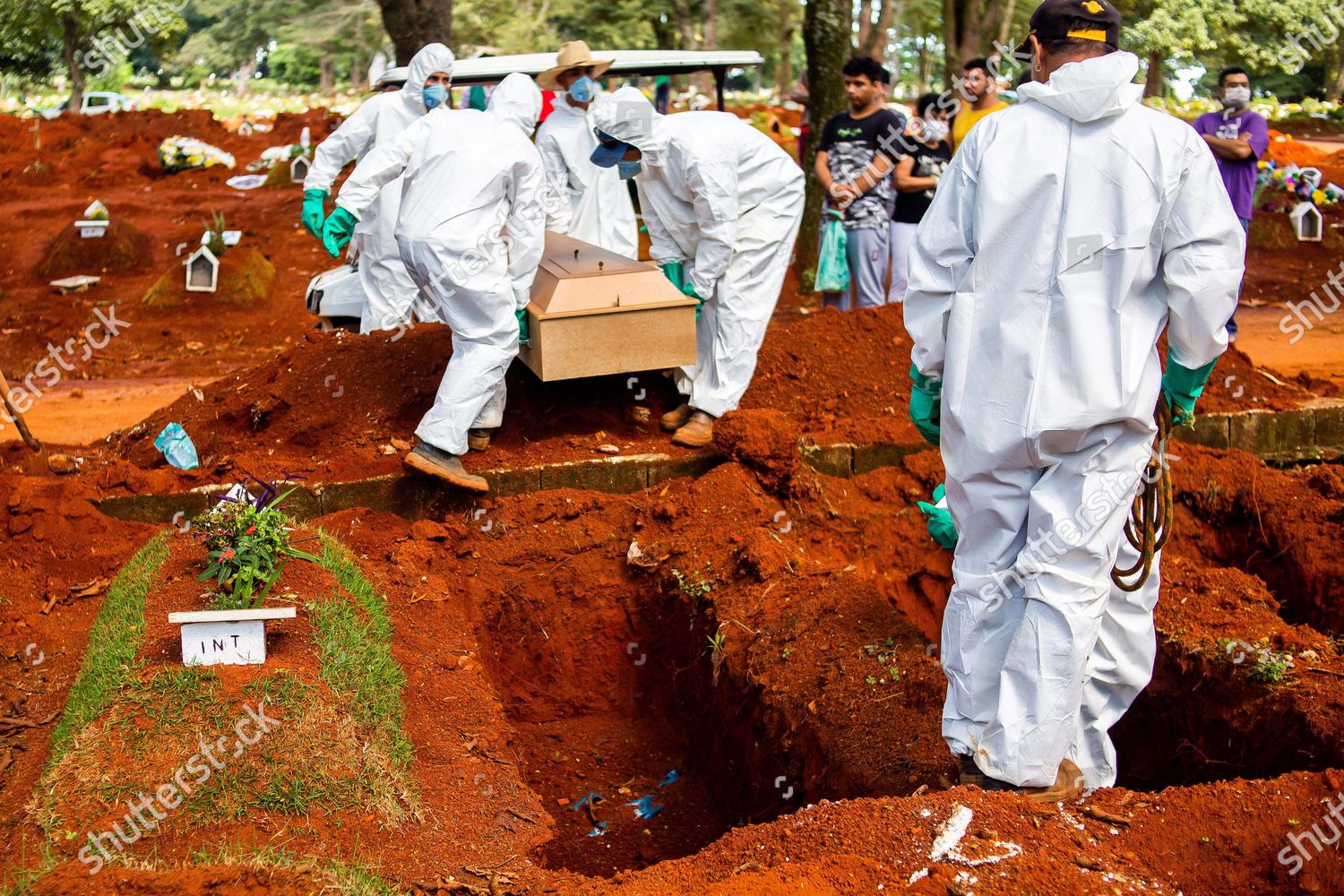 Funeral Service Employees Bury Victim Covid19 Editorial Stock Photo ...