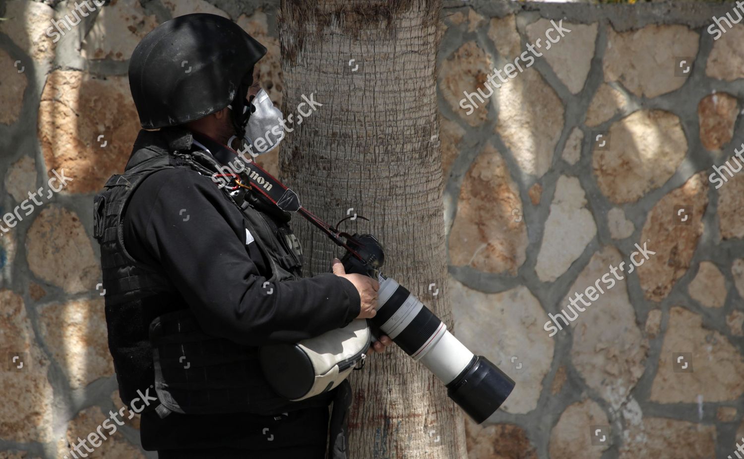 Palestinian Photographer Wearing Mask During Clashes Editorial Stock ...