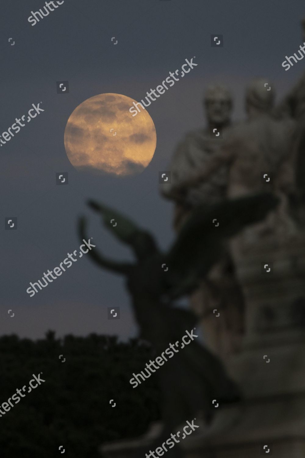 Supermoon Behind Statues Unknown Soldier Venice Editorial Stock Photo - Stock Image | Shutterstock
