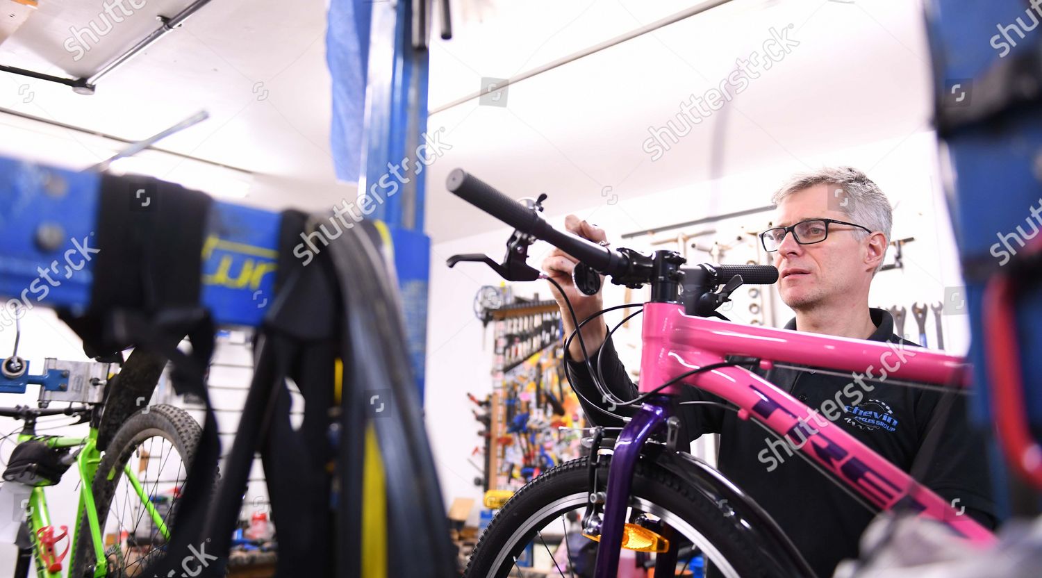 Mechanic Jonathan Spinks Chevin Cycles Otley Editorial Stock Photo ...