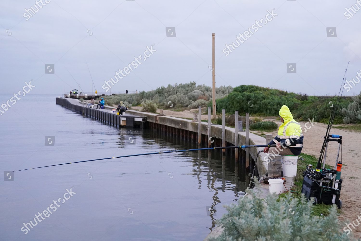 Locals Fish Mordialloc Harbour Melbourne Australia Editorial Stock ...