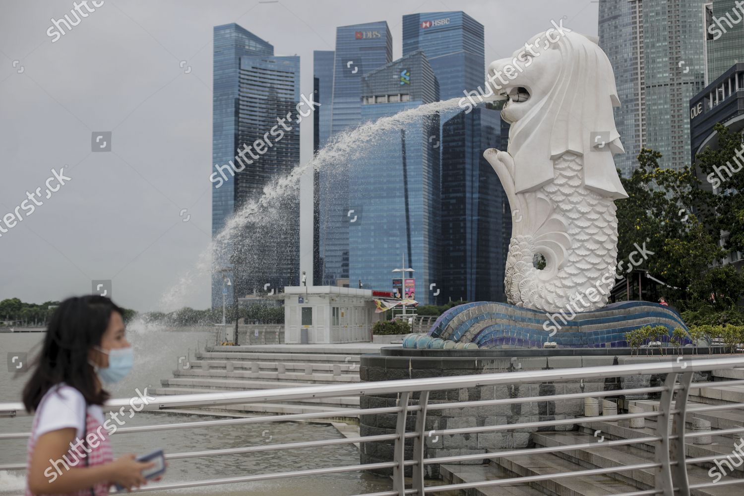 Woman Wearing Mask Walks Past Merlion Editorial Stock Photo - Stock ...