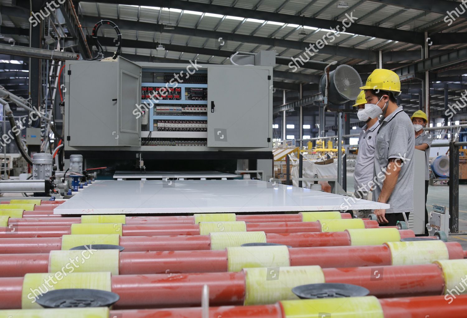 WORKER PROCESSES QUARTZ PLATES ON PRODUCTION Editorial Stock Photo ...
