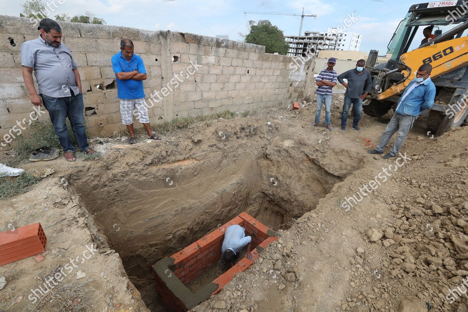 Cemetery Worker Finishes Grave Burial Tunisian Editorial Stock Photo ...