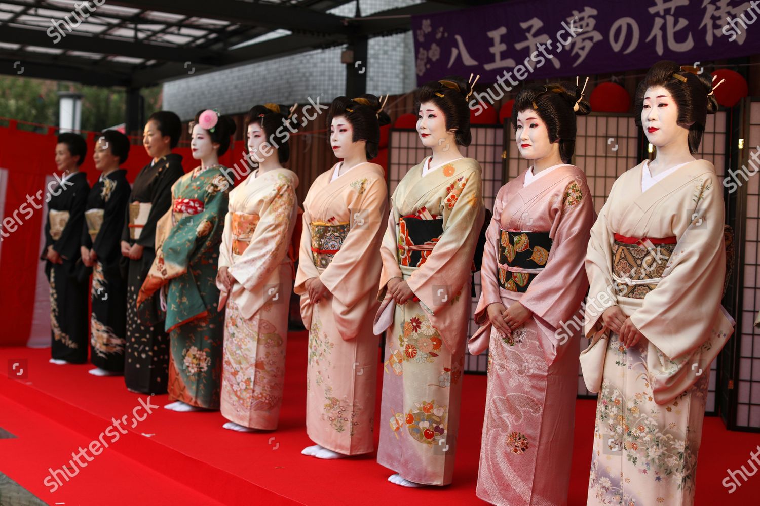 GEAISHA STANDING ON STAGE AFTER PERFORMANCE Editorial Stock Photo ...