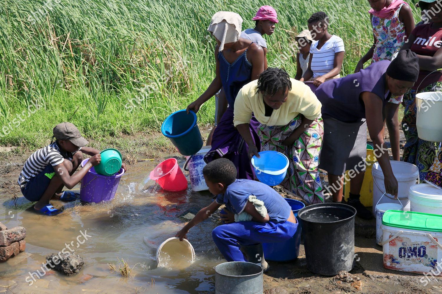 Women Children Fetch Water Unsafe Source Editorial Stock Photo - Stock ...