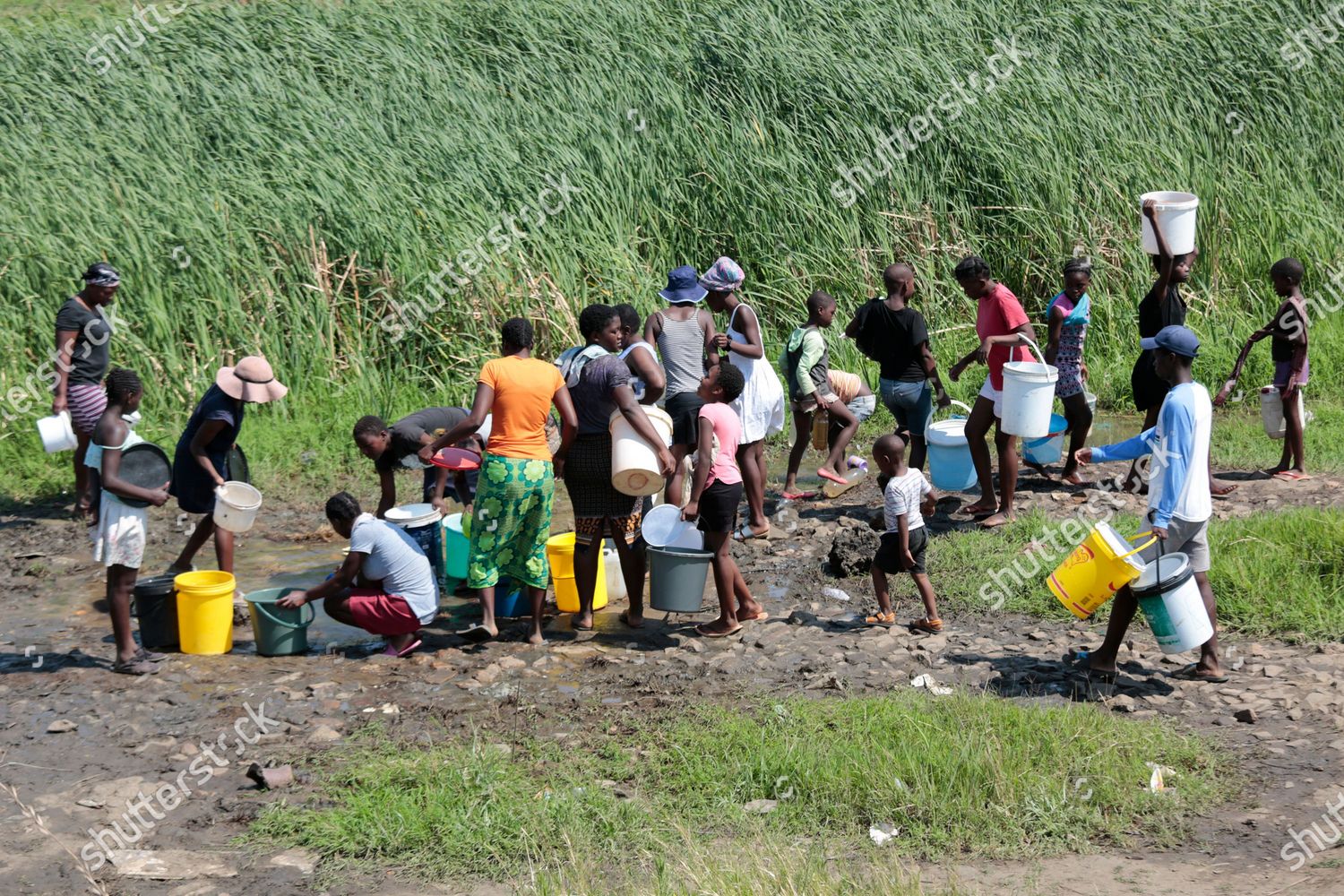 Women Children Fetch Water Unsafe Source Editorial Stock Photo - Stock ...