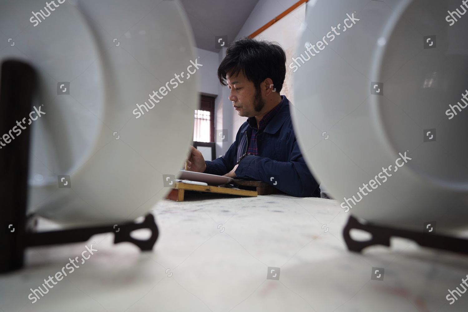 Jiang Hongliang Paints On Porcelain Ware Editorial Stock Photo - Stock ...