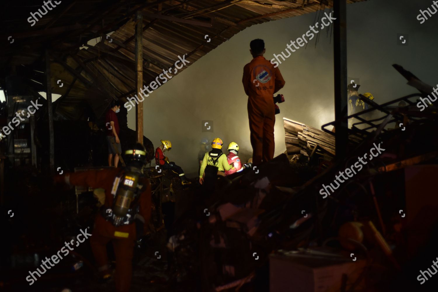 FIREFIGHTERS DISASTER RELIEF VOLUNTEERS HELP MOBILIZE Editorial Stock ...