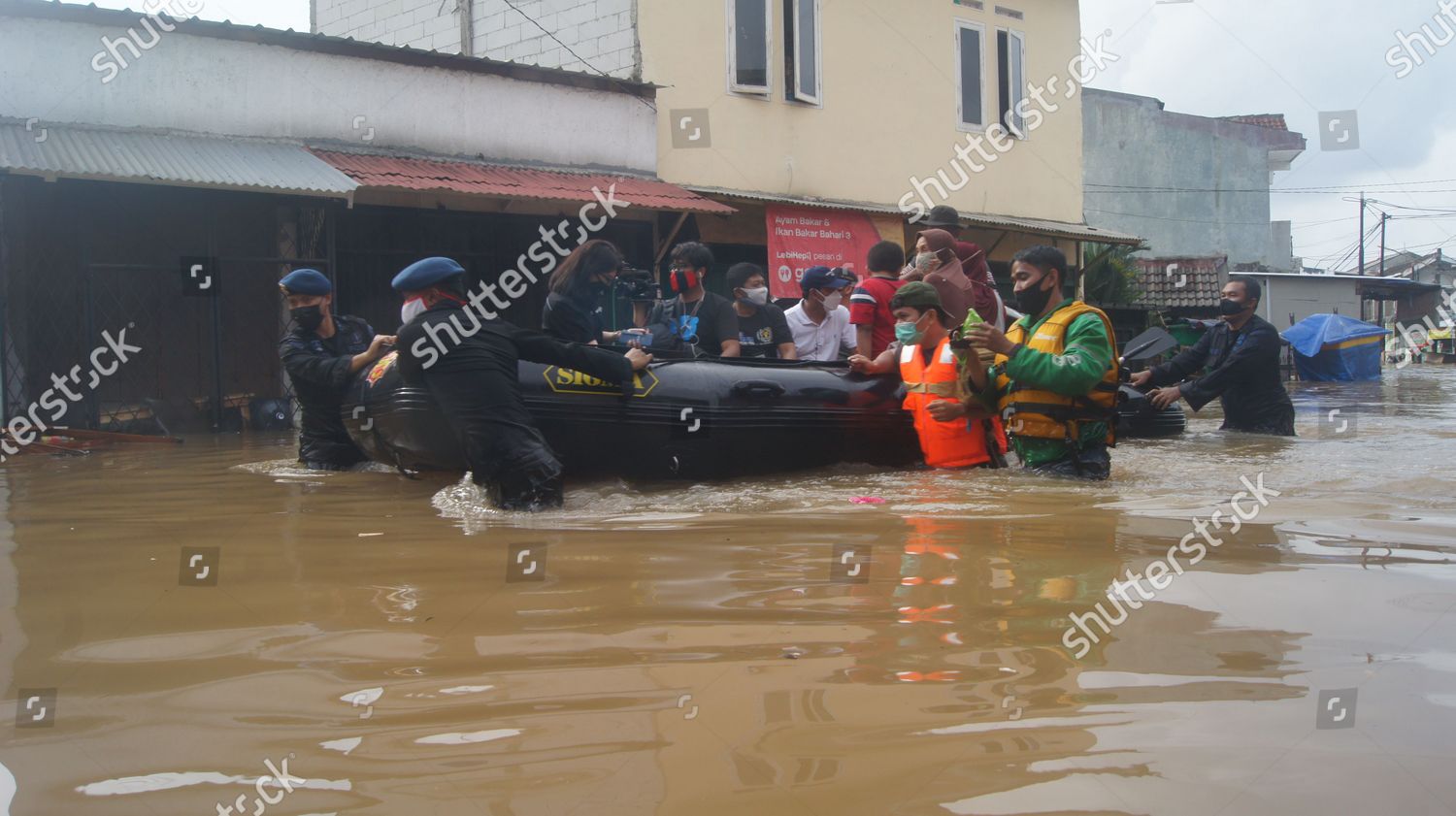 Rescue Team Units Evacuate Flood Victims Editorial Stock Photo - Stock ...