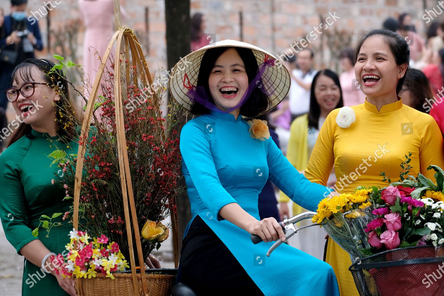 Women Wearing Vietnamese Traditional Dresses Pose Editorial Stock Photo ...