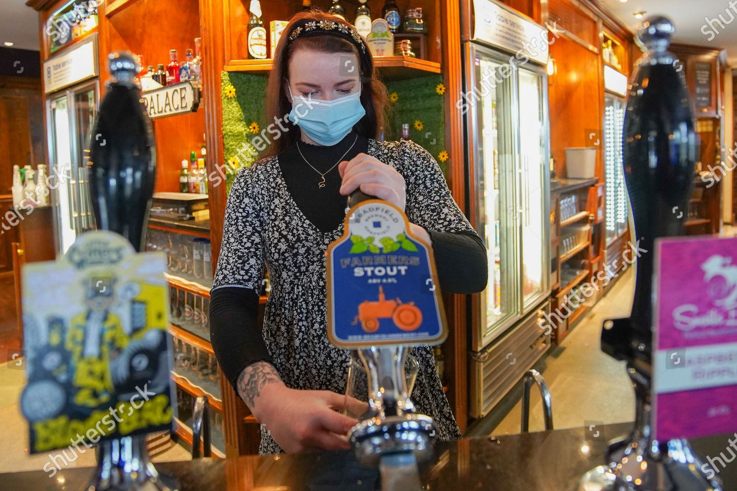 Member Staff Pulls Pint Wetherspoons Pub Editorial Stock Photo - Stock ...