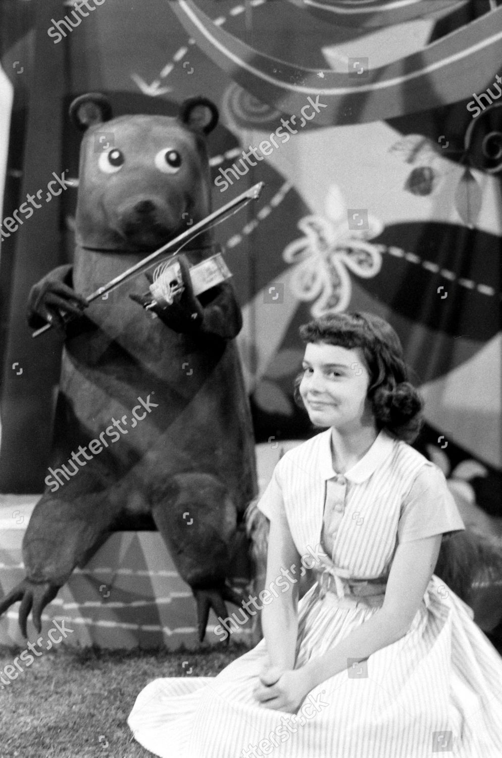 Susan Heinkel Sitting Mascot Playing Violin Editorial Stock Photo ...