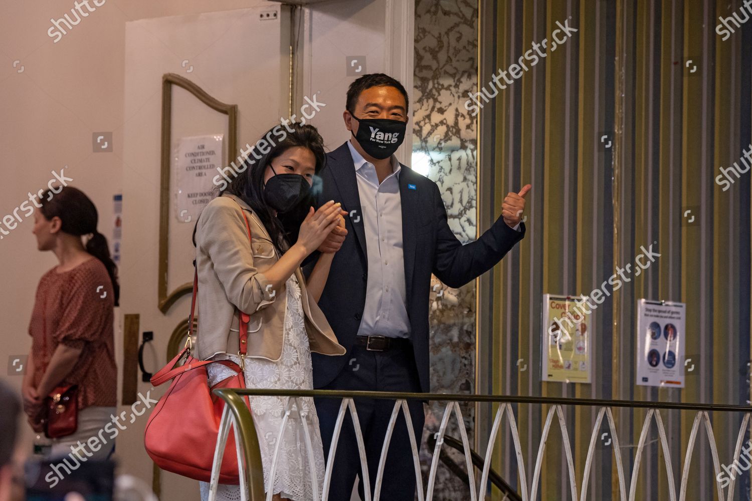 Mayoral Candidate Andrew Yang Wife Evelyn Editorial Stock Photo - Stock ...