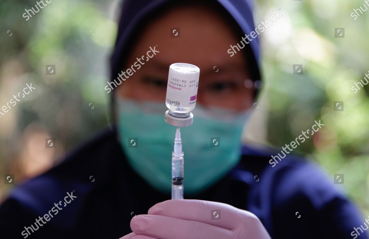 Health Worker Prepares Dose Astrazeneca Vaxzevria Editorial Stock Photo ...