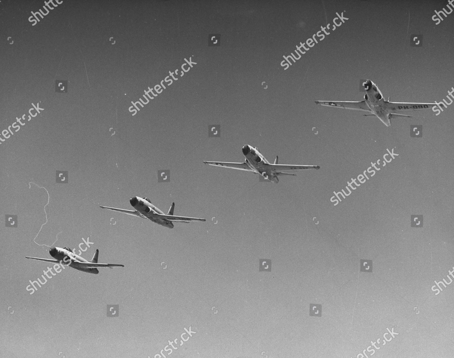 P80s Flying Perfectly Spaced Steppeddown Echelon Editorial Stock Photo ...