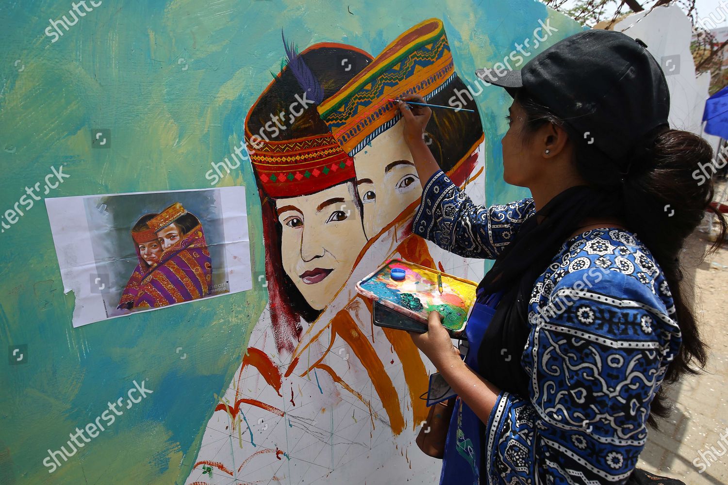 Pakistani Artist Paints Graffiti On Walls Editorial Stock Photo - Stock ...