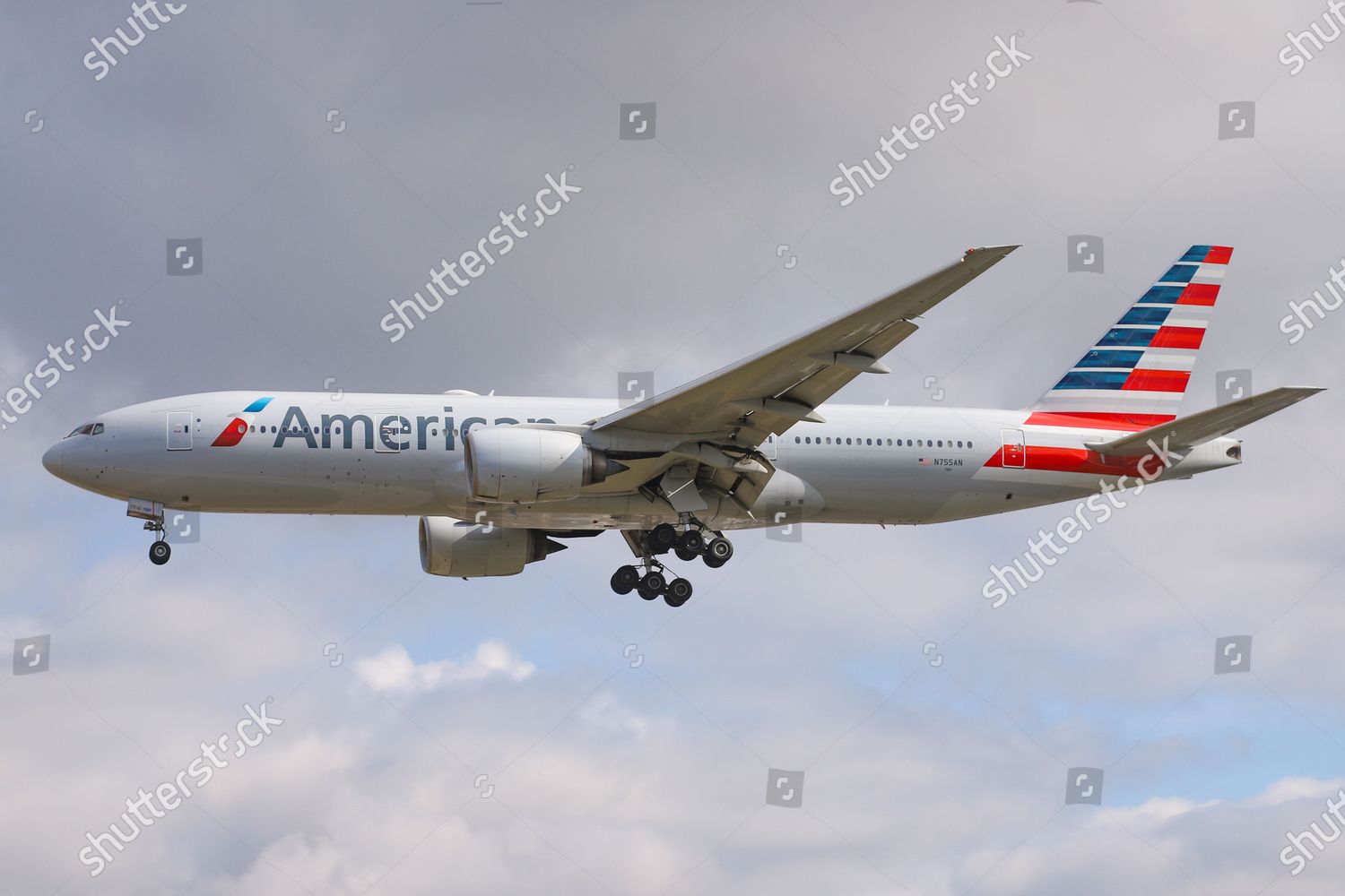 American Airlines Boeing 777200 B772 Aircraft Editorial Stock Photo ...