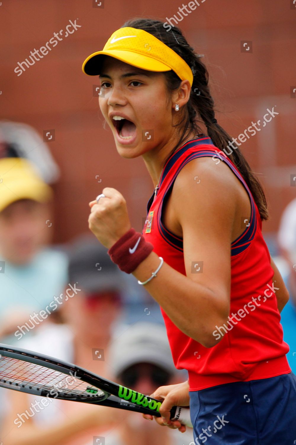 fotos de Emma Raducanu During Her First Round - Foto de stock de ...