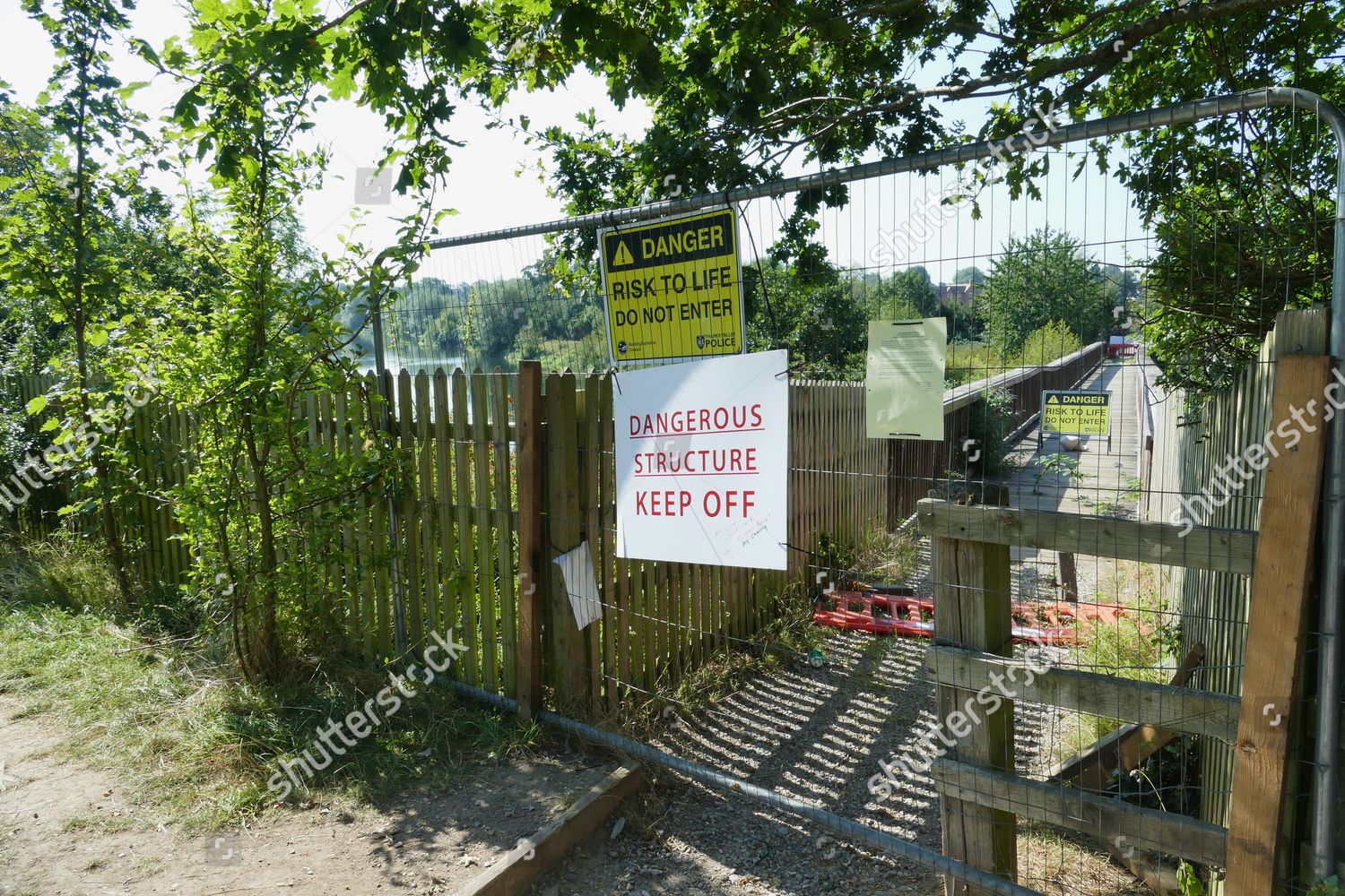 Wooden Footbridge Linking Taplow Maidenhead Riverside Editorial Stock ...