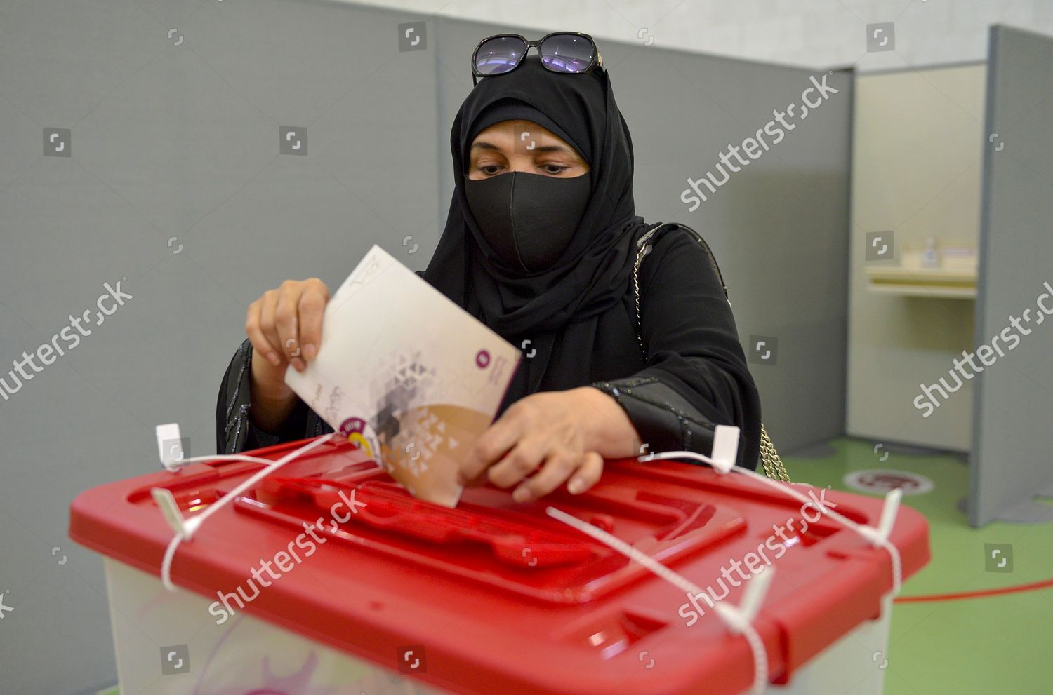 QATARI WOMAN WEARING NIQAB CASTS HER Editorial Stock Photo - Stock ...