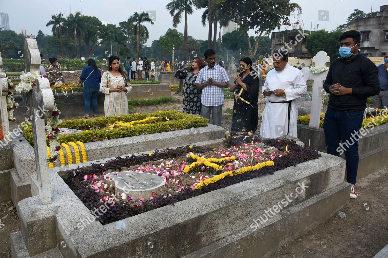 Christian Devotees Offer Prayers Dead Cemetery Editorial Stock Photo ...