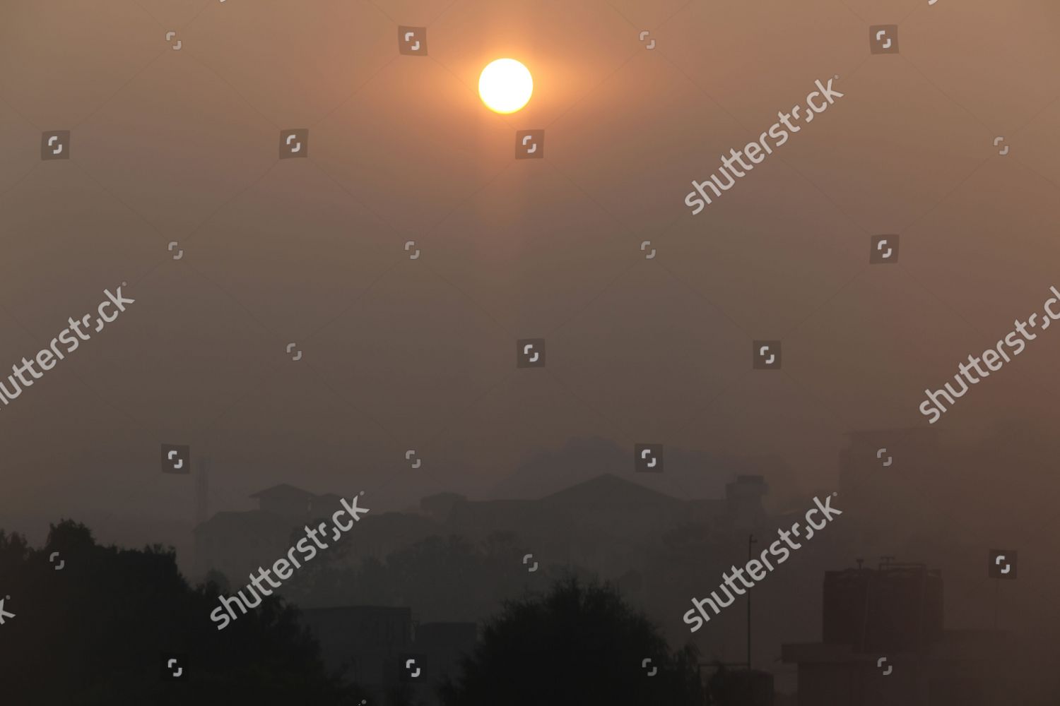 Sun Struggles Break Through Thick Smog Editorial Stock Photo - Stock ...